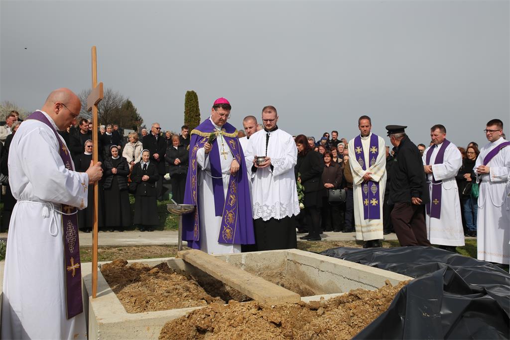 Zagrebačka nadbiskupija - Biskup Šaško predvodio sprovodnu misu i obrede za preminulog svećenika ...